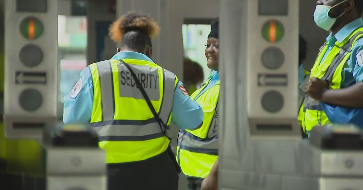 CTA security guards direct police to man accused of pointing gun on Red ...