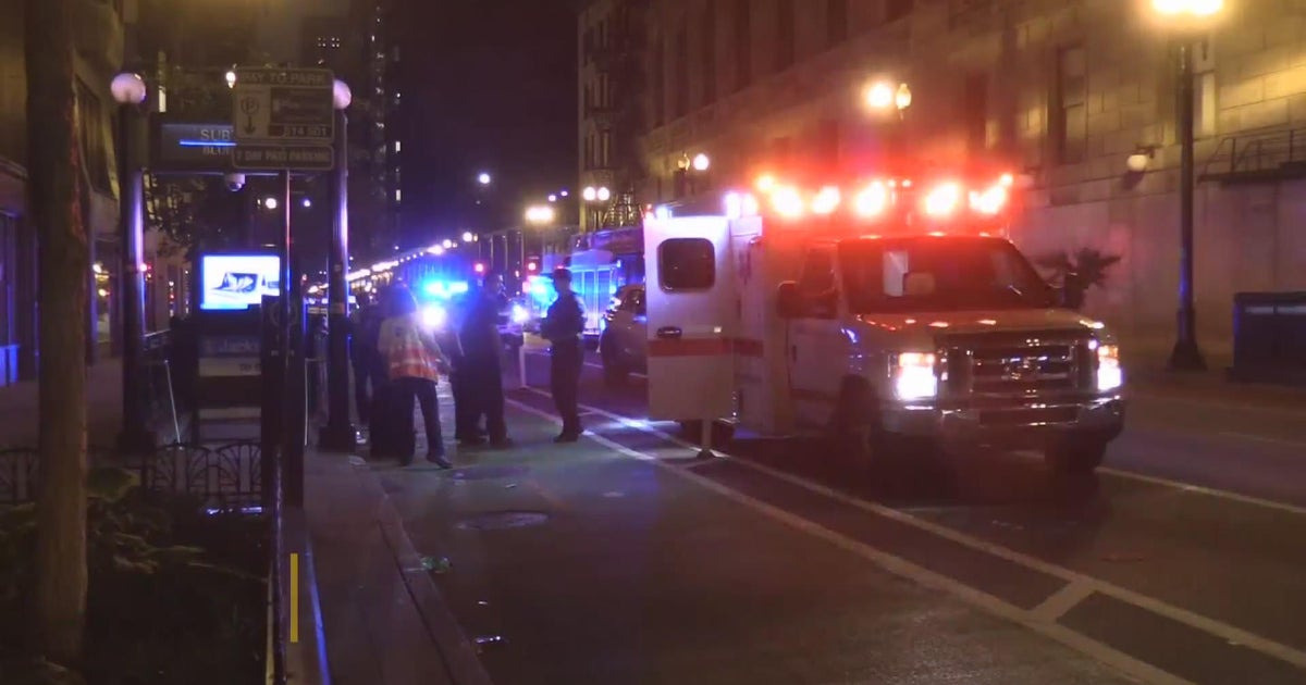 Fight between two men on CTA Blue Line train leads to robbery - CBS Chicago