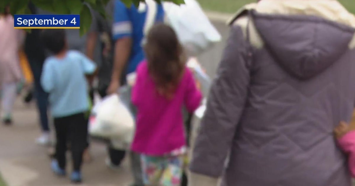 Chicago scrambling to help busload of migrants from Texas - CBS Chicago