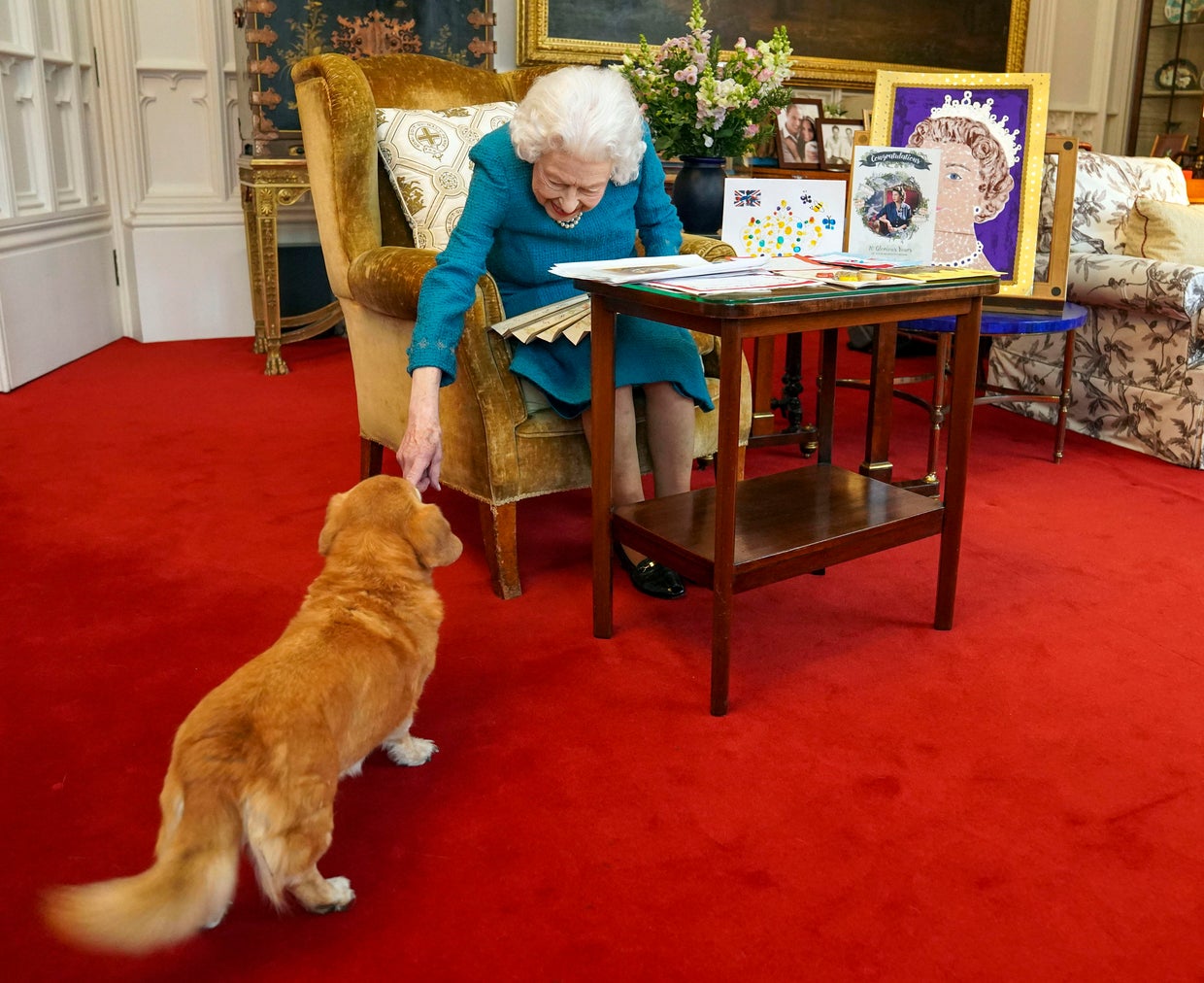 Queen Elizabeth II and her corgis throughout the years - CBS News