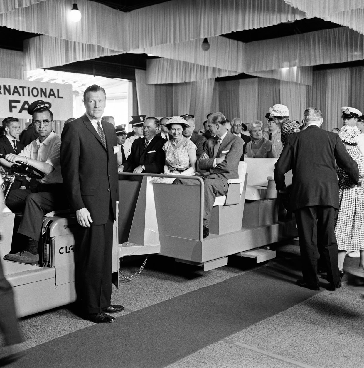 Historian recounts Queen Elizabeth II's 1959 visit to Chicago - CBS Chicago