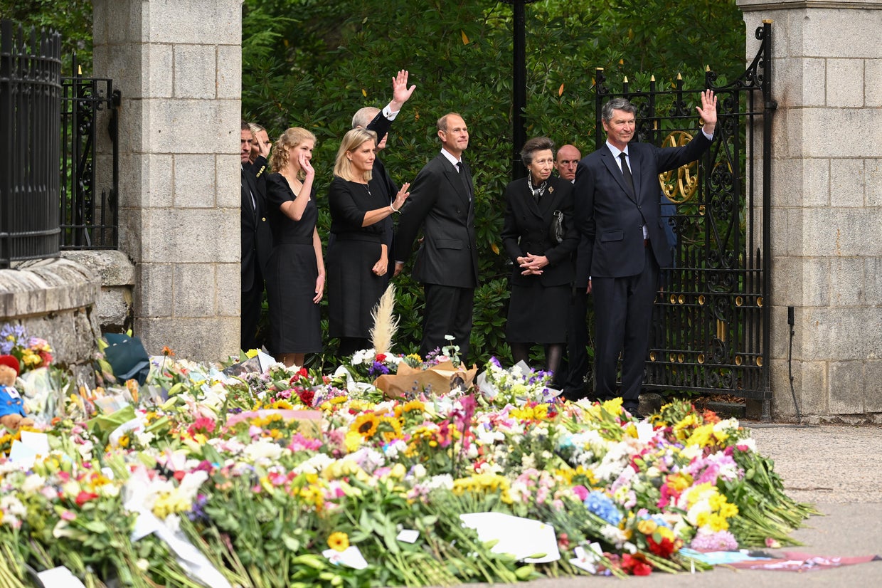 Prince William and Kate, Prince Harry and Meghan greet sea of mourners ... Prince William and Kate, Prince Harry and Meghan greet sea of mourners ...