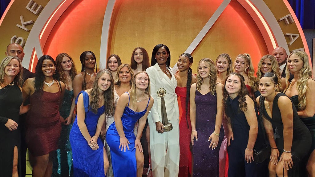 Swin Cash brings McKeesport girls basketball team to Hall of Fame ...