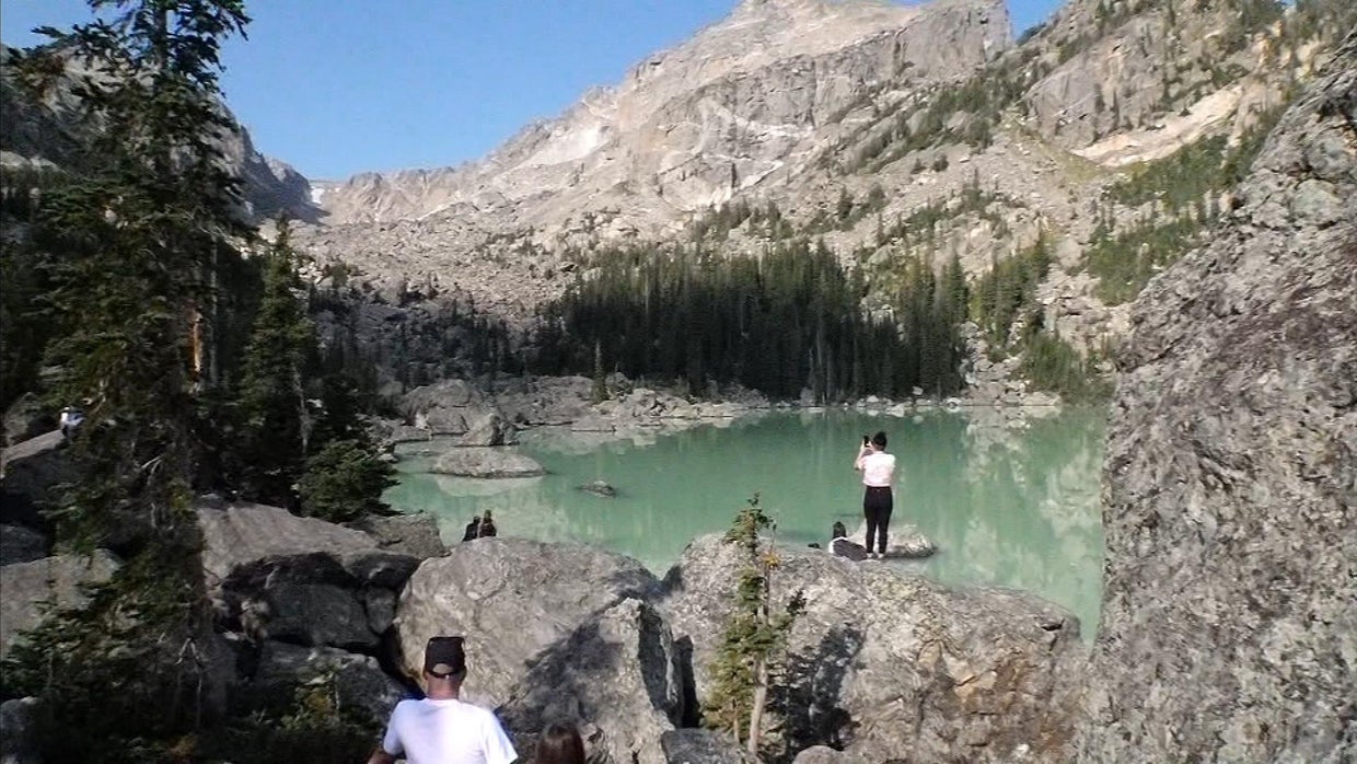 Lake Haiyaha has suddenly changed colors in Rocky Mountain National ...