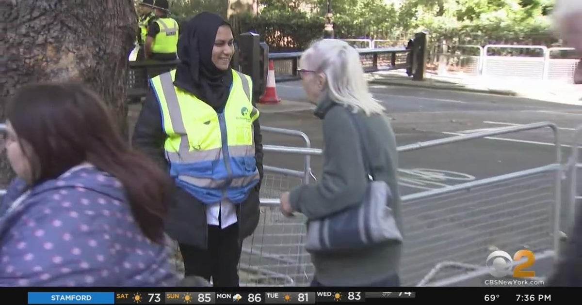 Over 100 scouts volunteering along queue to see Queen Elizabeth II ...