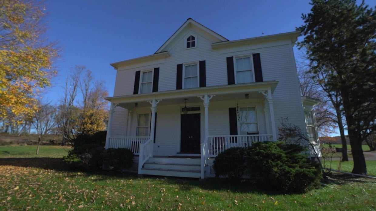 Riding student Lauren Kanarek is shot by her Olympian trainer Michael Barisone. Will he be found ...