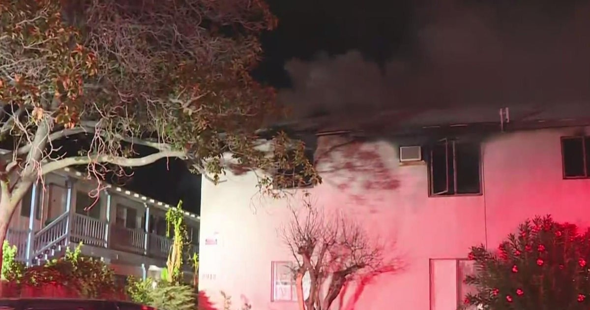 Man dies after early morning apartment fire in Sacramento - CBS Sacramento