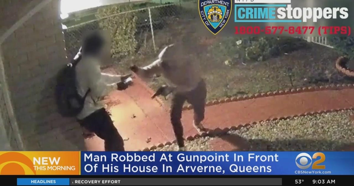 Gunpoint Robbery Caught On Video In Queens Cbs New York