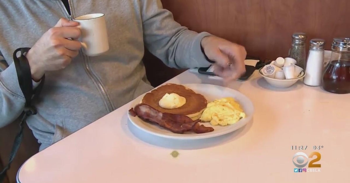 Customers flock to Norm's for 75-cent pancakes - CBS Los Angeles
