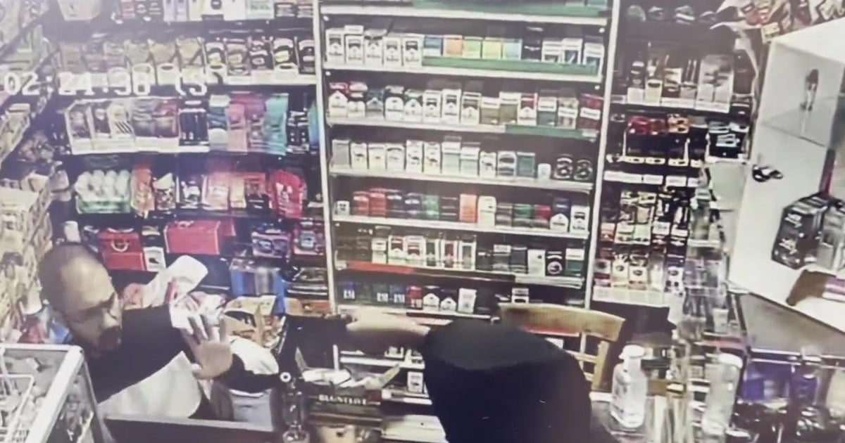 Convenience store clerk robbed at gunpoint in The Loop - CBS Chicago