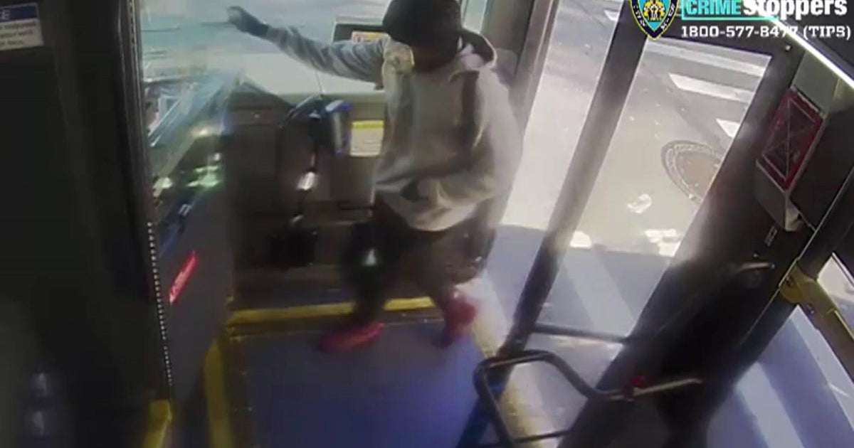 Bus driver pepper sprayed on the job in Washington Heights - CBS New York
