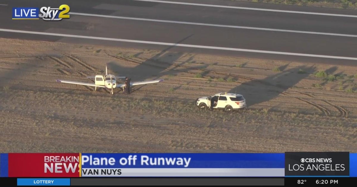 Plane skids off runway in Van Nuys - CBS Los Angeles
