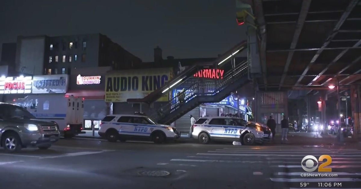 2 NYPD officers suffer minor injuries in Bronx car accident - CBS New York
