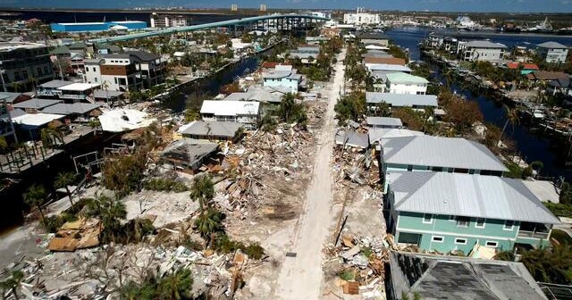 Residents in Florida begin to pick up the pieces after Hurricane Ian ...