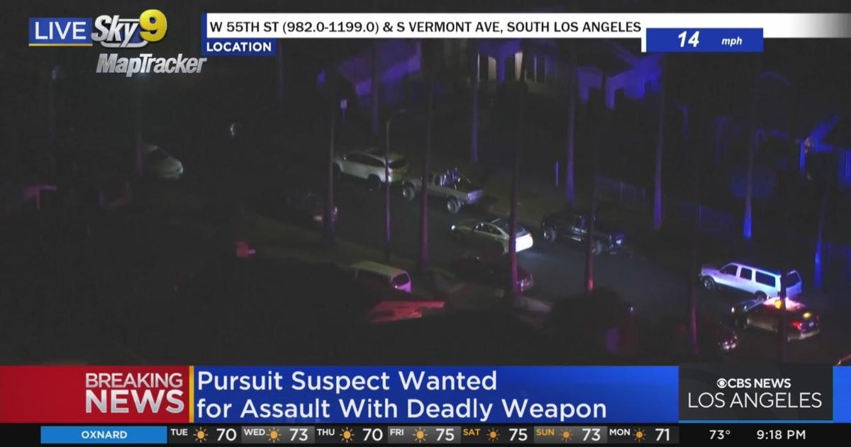 Officer throws out spike strip right in front of suspect - CBS Los Angeles