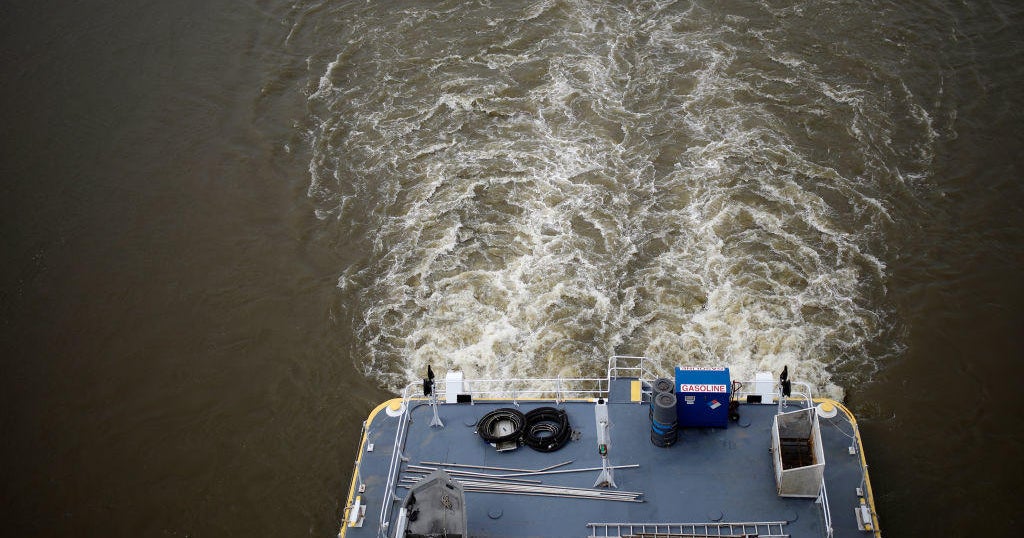 Barges grounded by low water halt Mississippi River traffic - CBS Minnesota