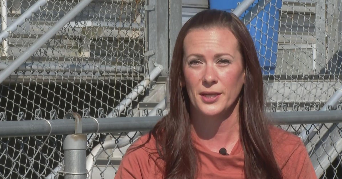 Laura Brown runs Chicago Marathon for her kids, both of whom have rare ...