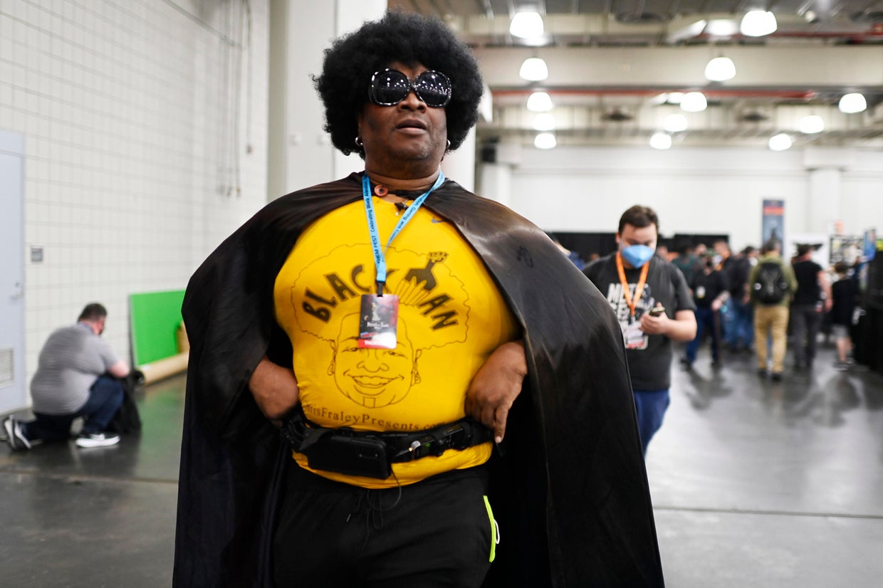 Cosplayers show off intricate costumes at New York Comic Con