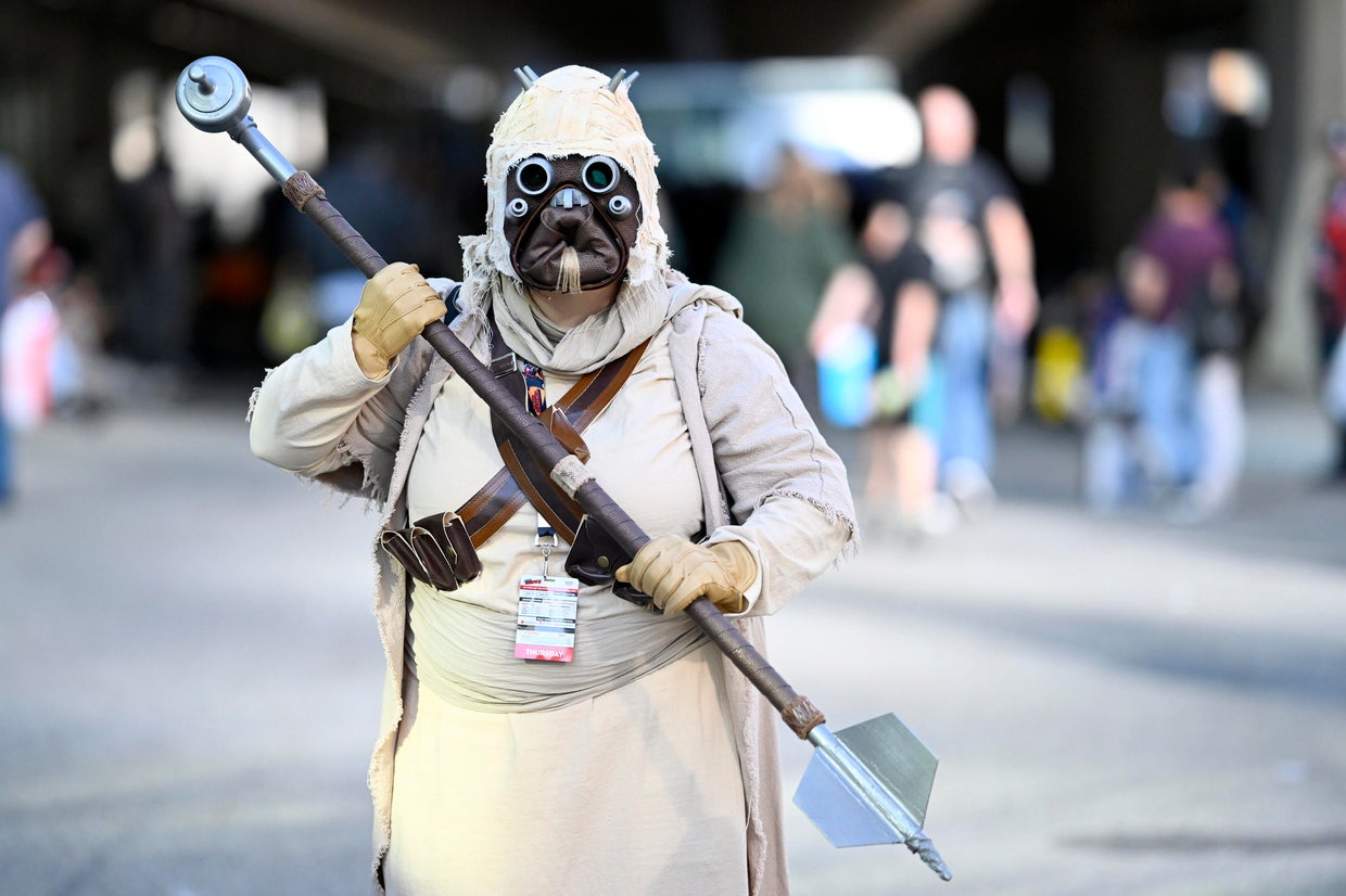 Cosplayers show off intricate costumes at New York Comic Con