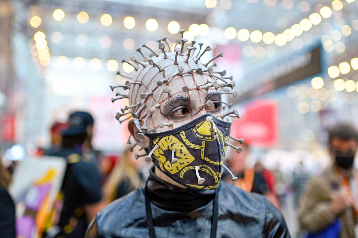 Cosplayers show off intricate costumes at New York Comic Con