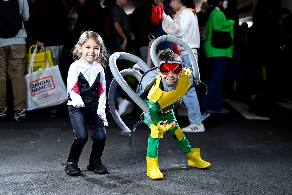 Cosplayers show off intricate costumes at New York Comic Con