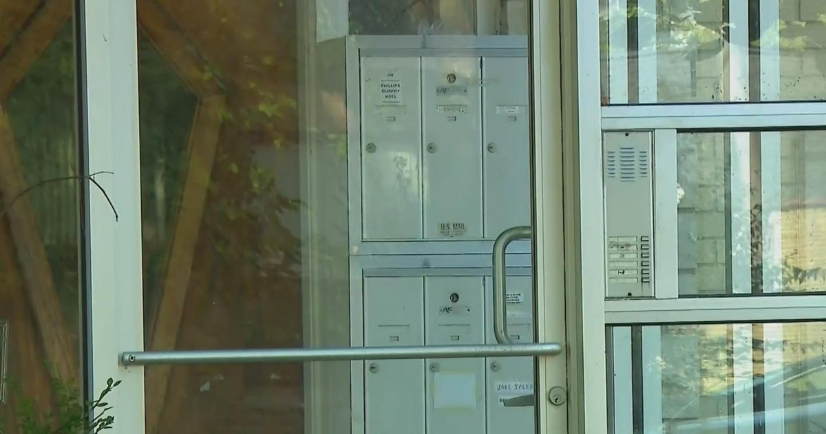 Armed robber targeting postal workers for master keys - CBS Chicago