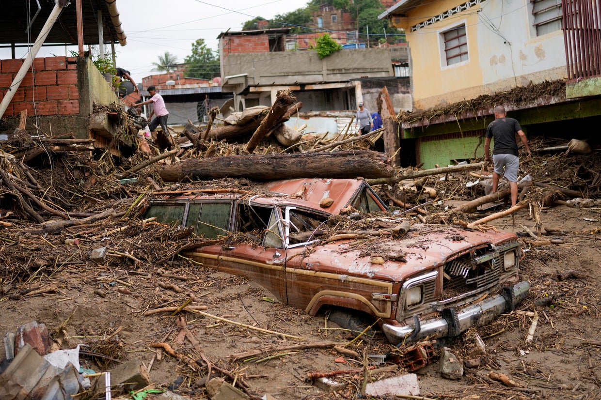 At least 25 dead after landslide sweeps through Venezuela town - CBS News