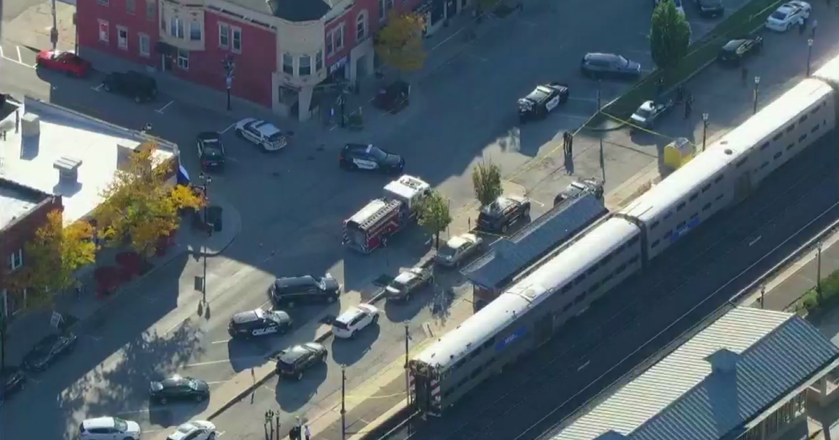 Man dead after being hit by Metra train in Elmhurst - CBS Chicago