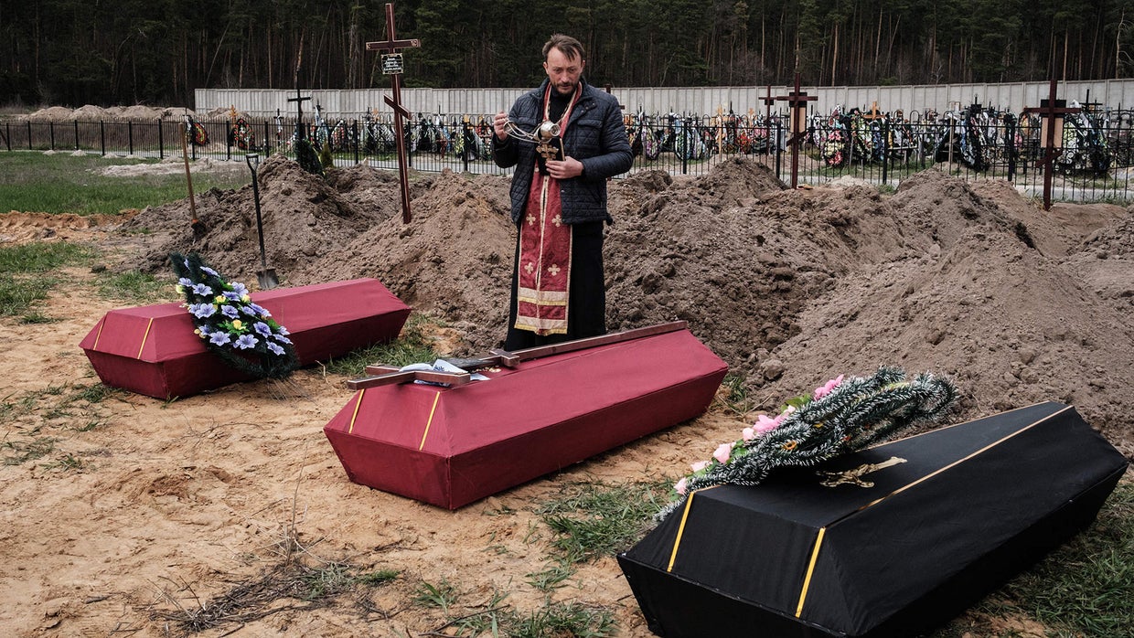 The gravediggers of Bucha - 60 Minutes - CBS News