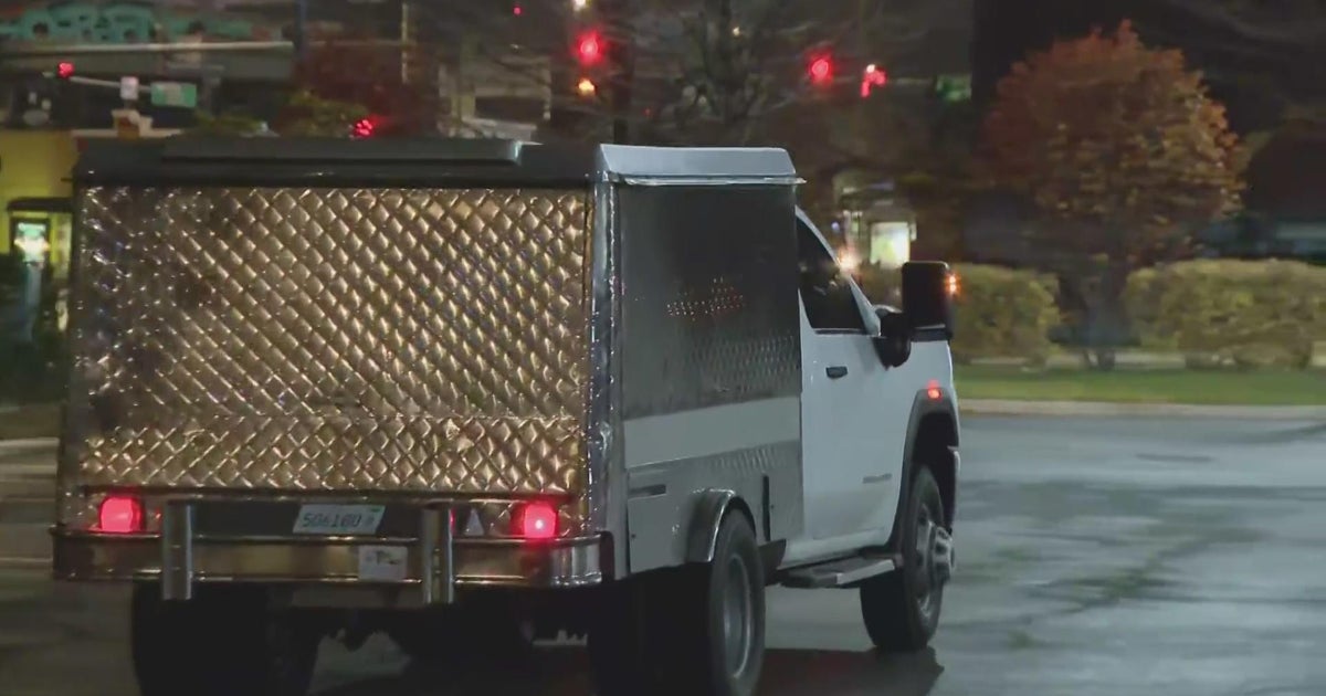Workers robbed while loading food truck in Brighton Park - CBS Chicago