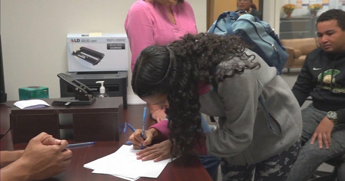 Border Patrol agents giving asylum-seekers address for Red Cross office ...