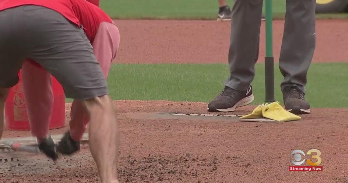 Phillies grounds crew contributes to the Fightins' win - CBS Philadelphia