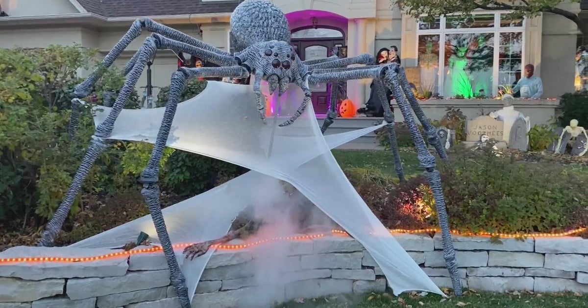 Chris Shaffer shows off his Halloween displays - CBS Minnesota