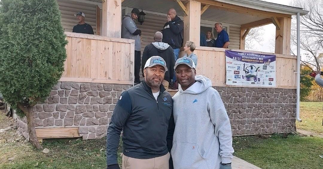 Past Detroit Lions players gather to help change Motown family's life ...