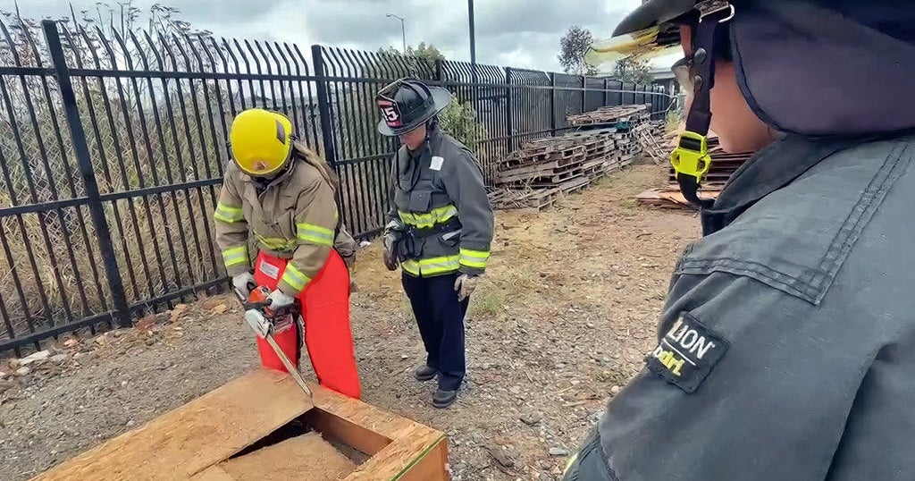 Firefighter recruiting event in Oakland aims to interest women - CBS ...