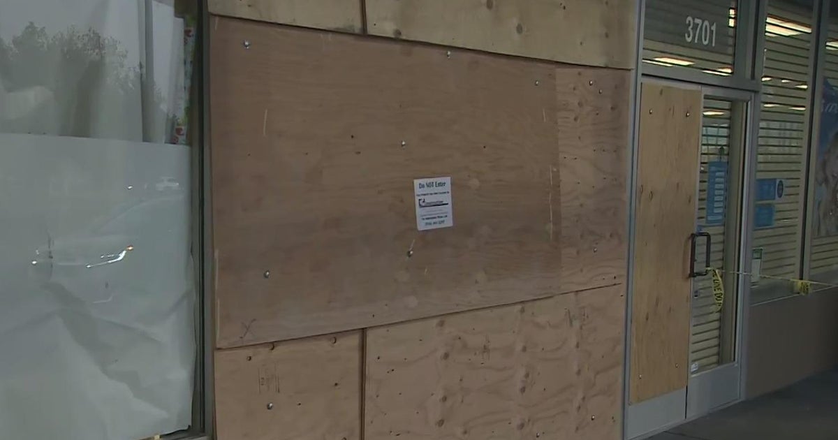 Car slams through Ross store location in Sacramento - CBS Sacramento