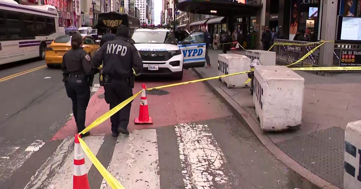 NYPD investigating possible stabbing in Herald Square - CBS New York