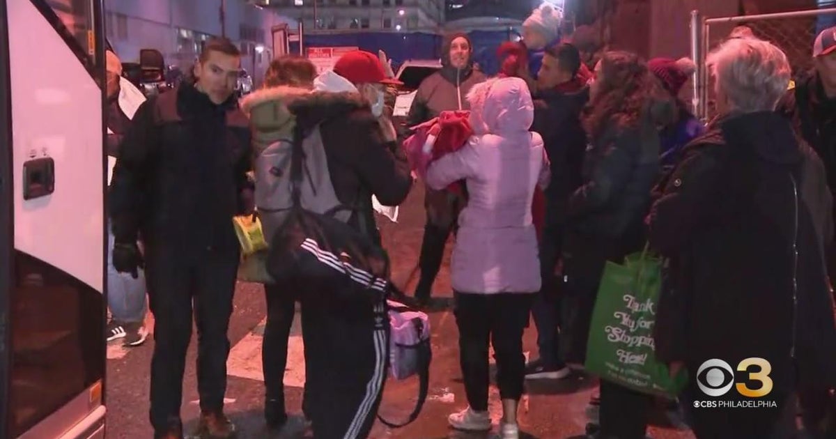 Bus carrying migrants from Texas arrives in Philadelphia - CBS Philadelphia
