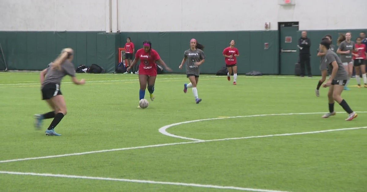 High school soccer players show off for college recruiters - CBS Chicago