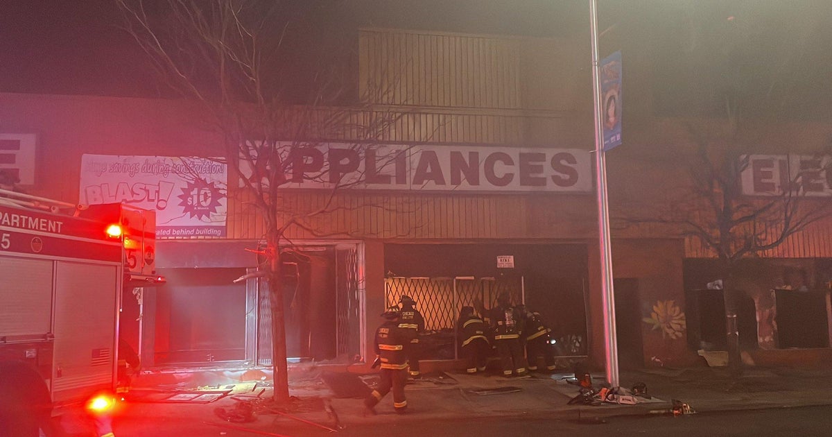 Extra-alarm fire in vacant Back of the Yards warehouse - CBS Chicago