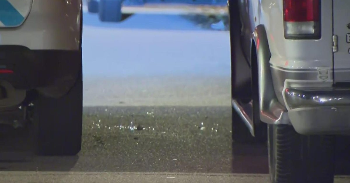 Chicago police look for suspect who shot at officer - CBS Chicago