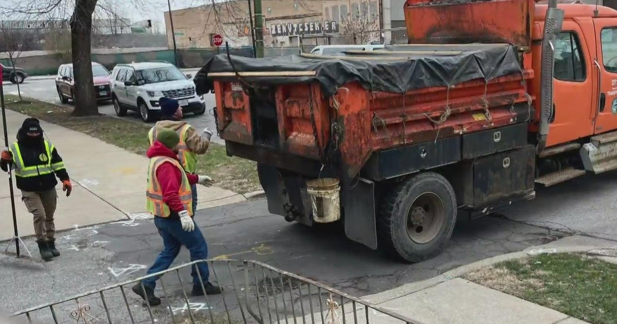Chicago takes action on pothole after years of complaints - CBS Chicago