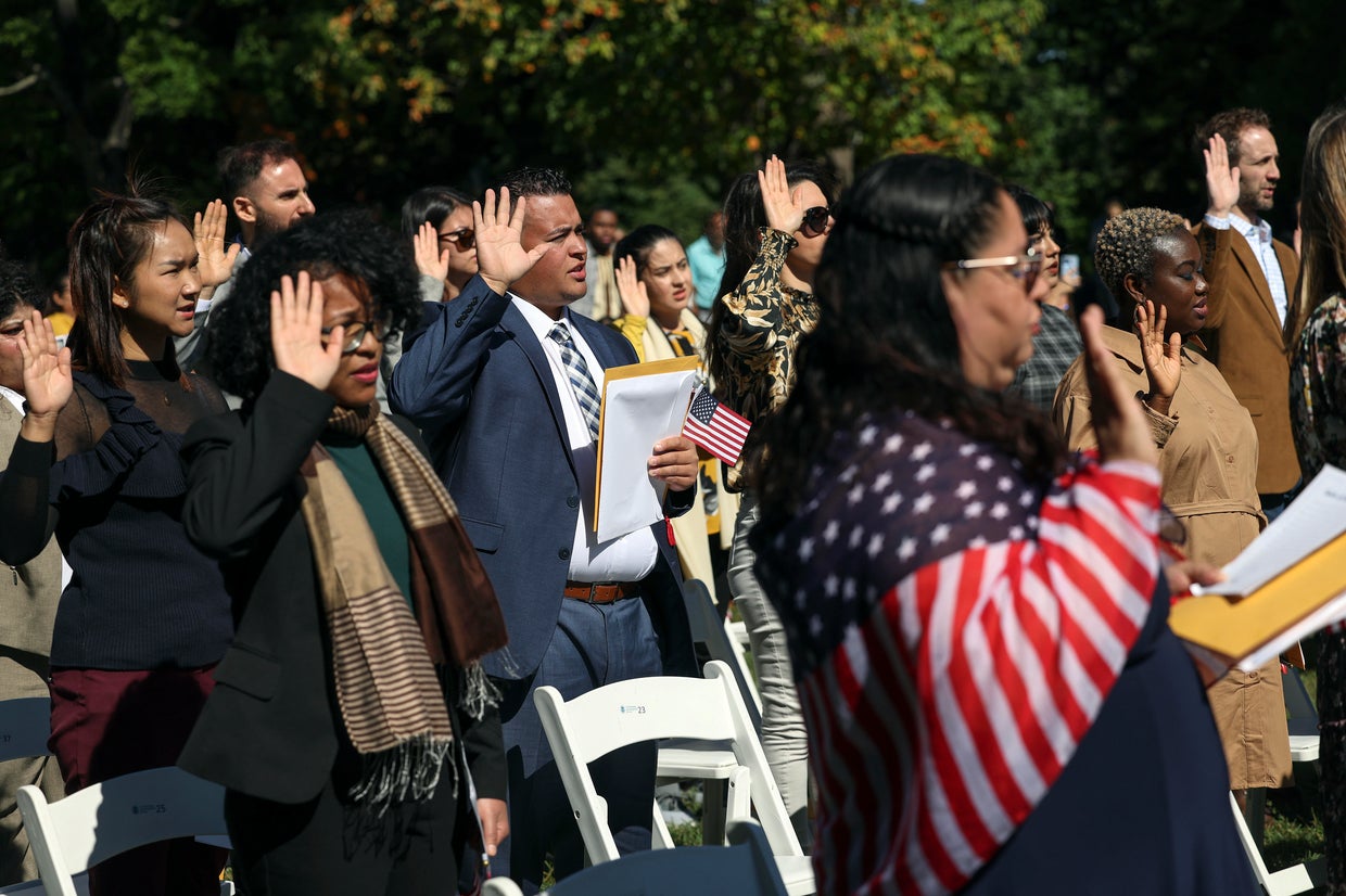 Nearly 1 million immigrants became U.S. citizens in past year, the 3rd ...
