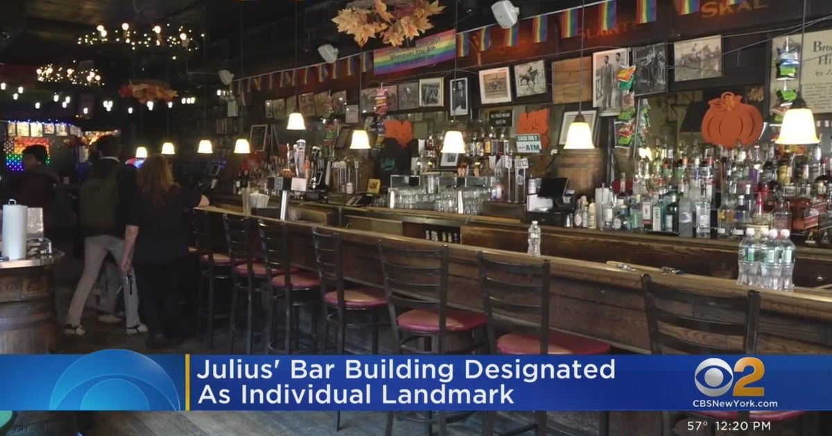Julius' Bar designated NYC landmark - CBS New York
