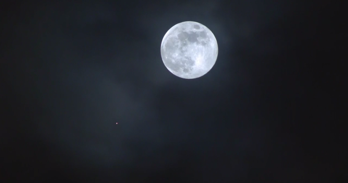 Stargazers watch Mars dip behind the Moon - CBS Chicago