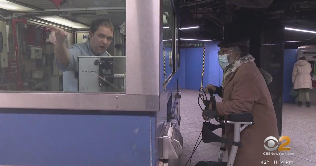 Mta Station Agents Will Step Out Of Subway Token Booths In 2023 Cbs