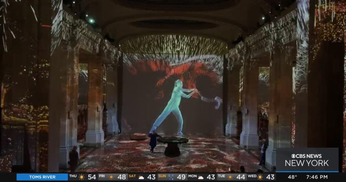 Digital creator Elise Swopes walks CBS2 through the Hall des Lumières - CBS New York