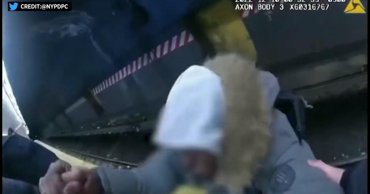 See it: Officers rescue man from subway tracks in Brooklyn - CBS New York