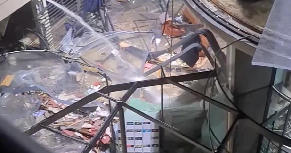 Giant aquarium housing 1,500 fish bursts in Berlin hotel - CBS News
