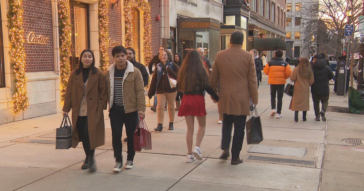 'Everything is expensive,' Last minute shoppers browse Boston stores as ...